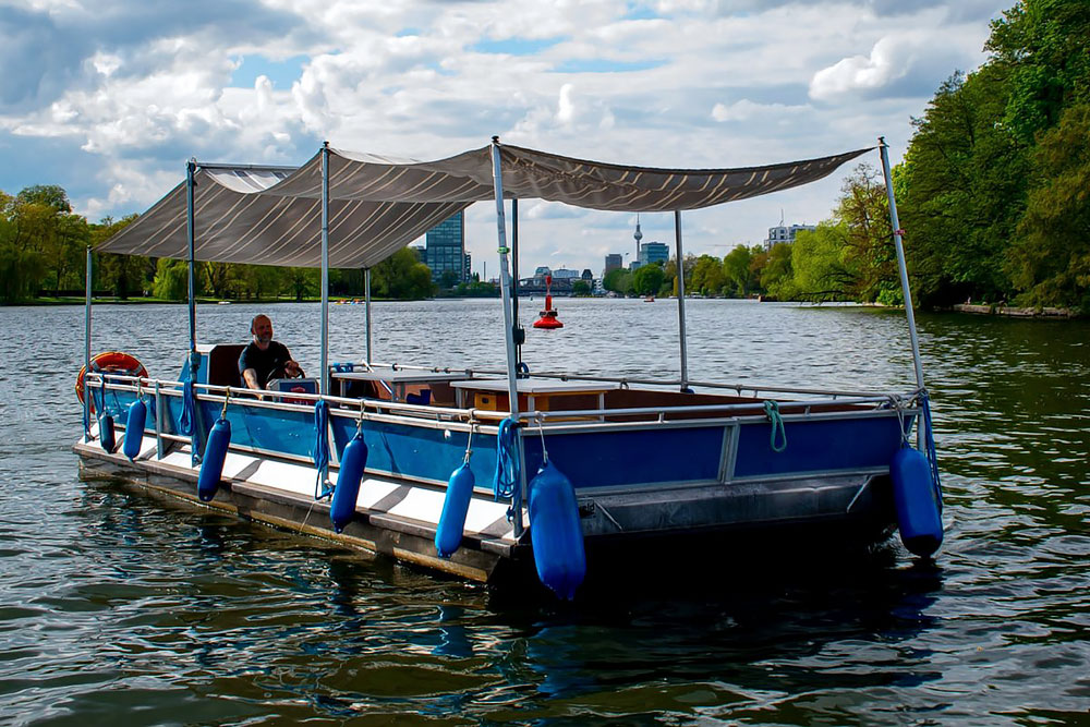 Rent the BBQ grill boat in Berlin - JGA-Party.com